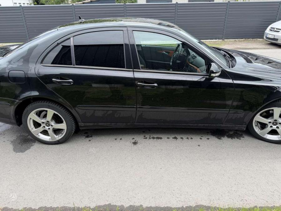 Melns Mercedes-Benz e-200 2008 Kauņa, ar dzinēja tilpumu 2.15 L un nobraukumu 312 tūkst. km par 4950 €, foto 5 vietnē AUTOMOTO.COM.LV