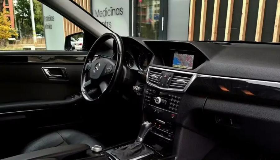 Black Mercedes-Benz e-200 2009 in Riga, with an engine capacity of 2.00 L and mileage of 288 thousand km for 8800 €, photo 7 on AUTOMOTO.COM.LV