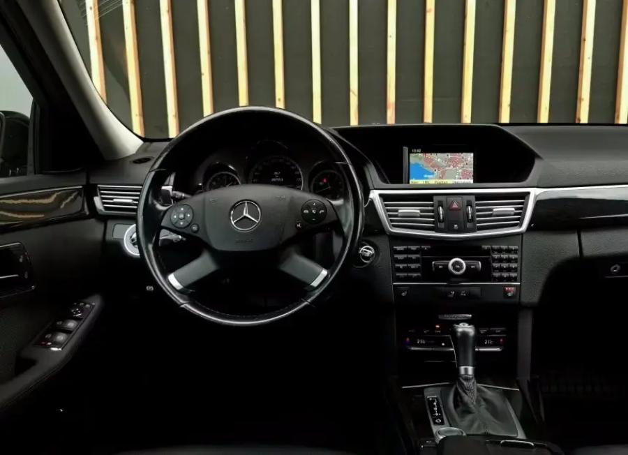 Black Mercedes-Benz e-200 2009 in Riga, with an engine capacity of 2.00 L and mileage of 288 thousand km for 8800 €, photo 8 on AUTOMOTO.COM.LV