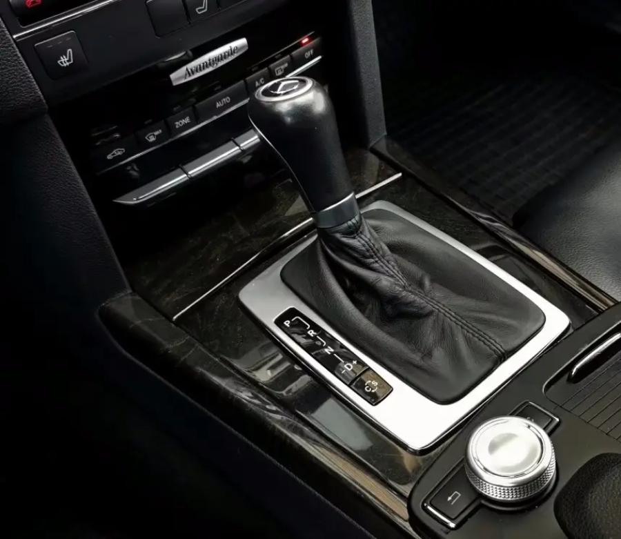 Black Mercedes-Benz e-200 2009 in Riga, with an engine capacity of 2.00 L and mileage of 288 thousand km for 8800 €, photo 10 on AUTOMOTO.COM.LV
