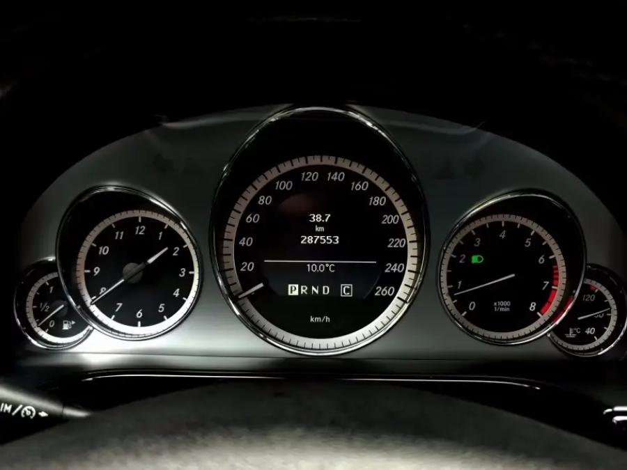 Black Mercedes-Benz e-200 2009 in Riga, with an engine capacity of 2.00 L and mileage of 288 thousand km for 8800 €, photo 14 on AUTOMOTO.COM.LV