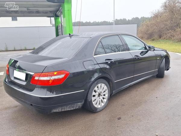 Black Mercedes-Benz e-200 2010 in Ukmerge, with an engine capacity of 2.10 L and mileage of 270 thousand km for 6200 €, photo 4 on AUTOMOTO.COM.LV