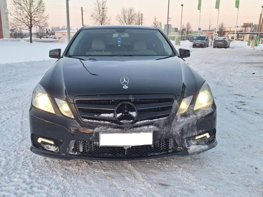 Black Mercedes-Benz e-200 2010 in Ukmerge, with an engine capacity of 2.10 L and mileage of 265 thousand km for 6000 €, photo 1 on AUTOMOTO.COM.LV