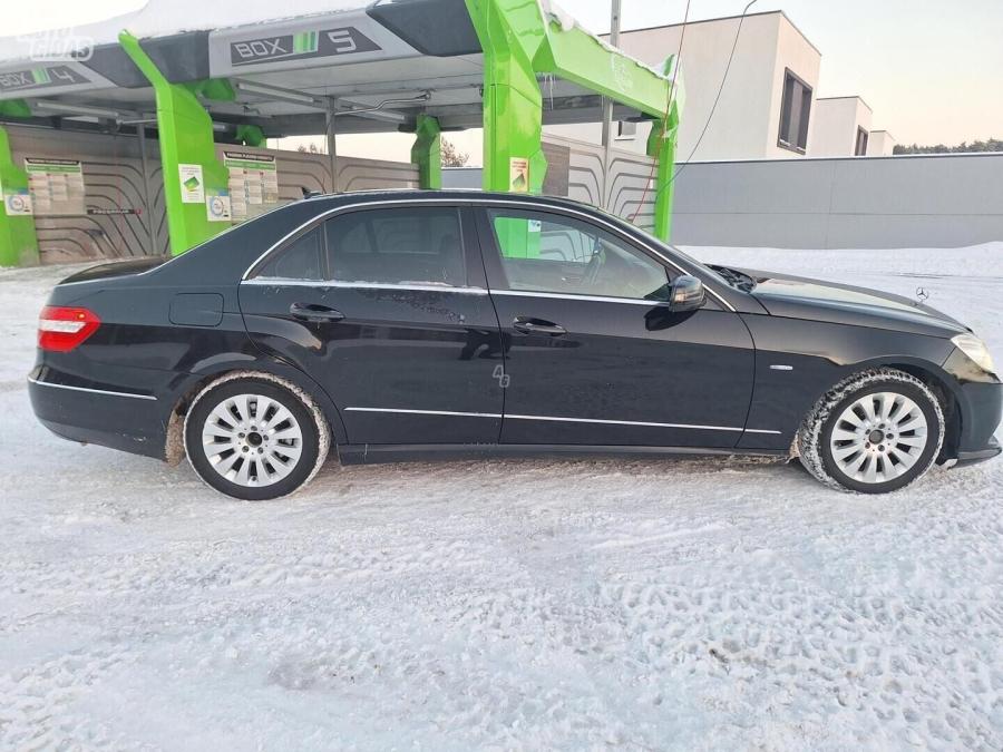 Black Mercedes-Benz e-200 2010 in Ukmerge, with an engine capacity of 2.10 L and mileage of 265 thousand km for 6000 €, photo 3 on AUTOMOTO.COM.LV