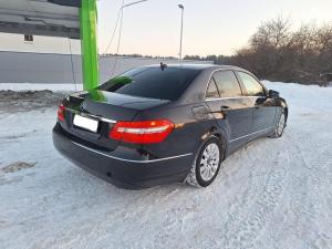 Black Mercedes-Benz e-200 2010 in Ukmerge, with an engine capacity of 2.10 L and mileage of 265 thousand km for 6000 €, photo 4 on AUTOMOTO.COM.LV