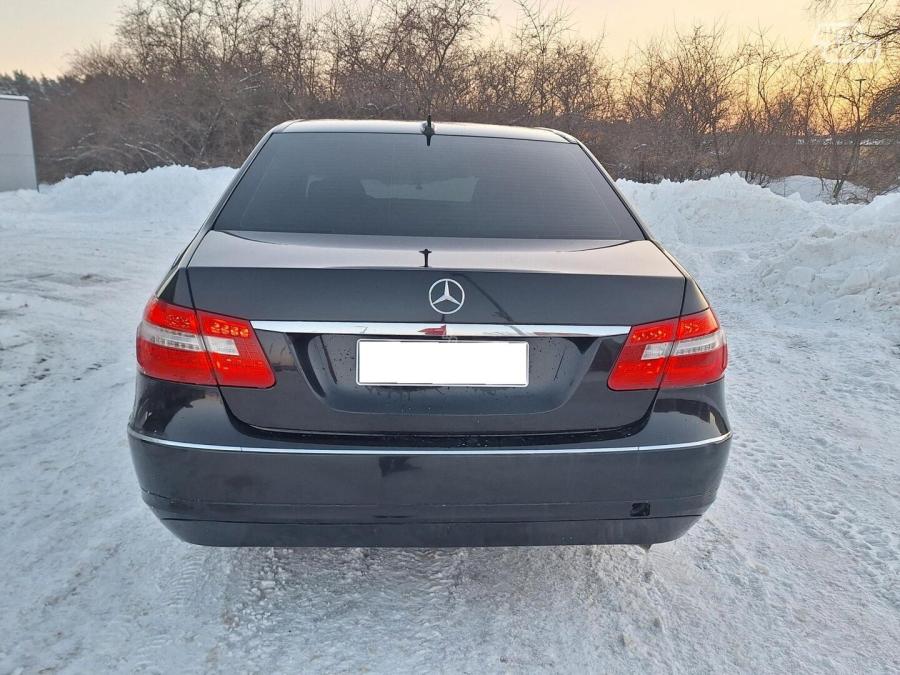 Black Mercedes-Benz e-200 2010 in Ukmerge, with an engine capacity of 2.10 L and mileage of 265 thousand km for 6000 €, photo 5 on AUTOMOTO.COM.LV