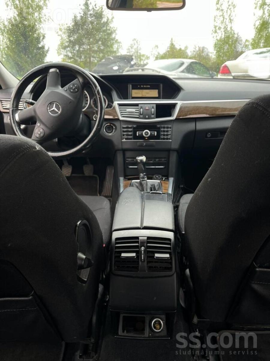 Black Mercedes-Benz e-200 2010 in Ogre, with an engine capacity of 2.00 L and mileage of 333 thousand km for 5600 €, photo 15 on AUTOMOTO.COM.LV