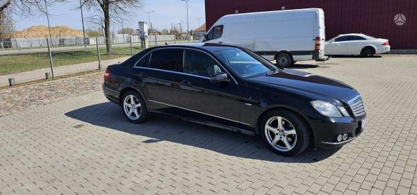Melns Mercedes-Benz e-200 2010 Kauņa, ar dzinēja tilpumu 2.14 L un nobraukumu 372 tūkst. km par 4200 €, foto 1 vietnē AUTOMOTO.COM.LV