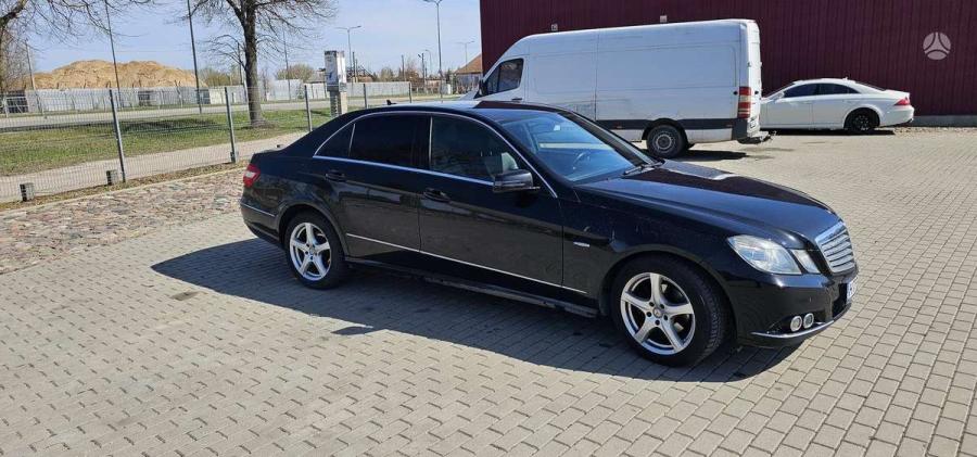 Black Mercedes-Benz e-200 2010 in Kaunas, with an engine capacity of 2.14 L and mileage of 372 thousand km for 4200 €, photo 1 on AUTOMOTO.COM.LV