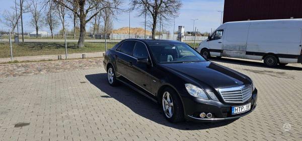 Melns Mercedes-Benz e-200 2010 Kauņa, ar dzinēja tilpumu 2.14 L un nobraukumu 372 tūkst. km par 4200 €, foto 2 vietnē AUTOMOTO.COM.LV