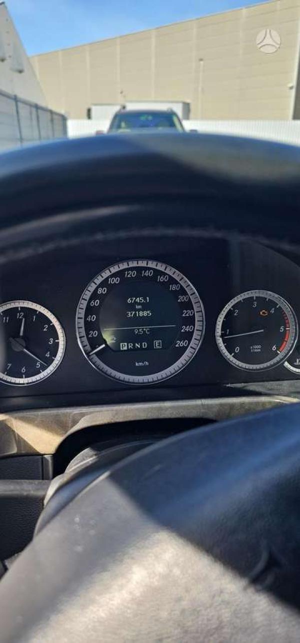 Melns Mercedes-Benz e-200 2010 Kauņa, ar dzinēja tilpumu 2.14 L un nobraukumu 372 tūkst. km par 4200 €, foto 5 vietnē AUTOMOTO.COM.LV