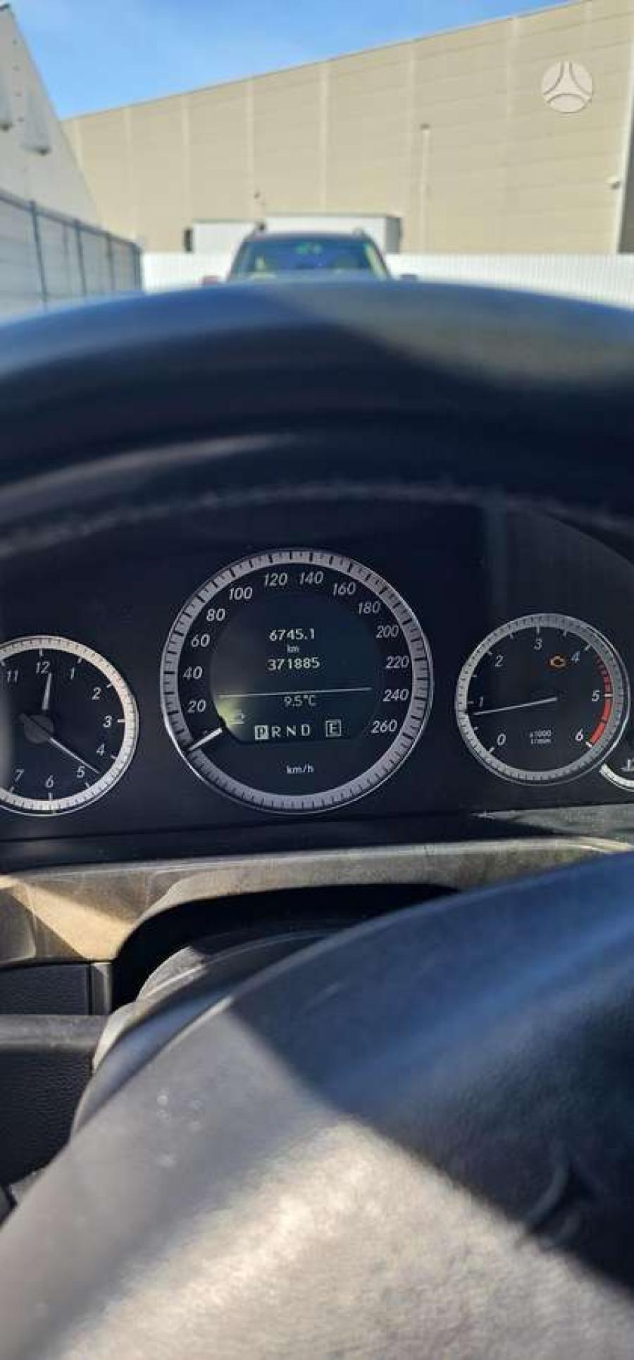 Black Mercedes-Benz e-200 2010 in Kaunas, with an engine capacity of 2.14 L and mileage of 372 thousand km for 4200 €, photo 6 on AUTOMOTO.COM.LV