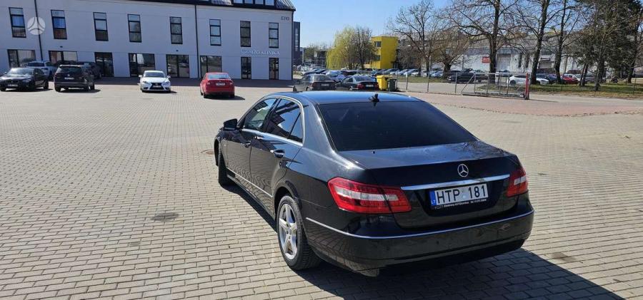 Black Mercedes-Benz e-200 2010 in Kaunas, with an engine capacity of 2.14 L and mileage of 372 thousand km for 4200 €, photo 8 on AUTOMOTO.COM.LV