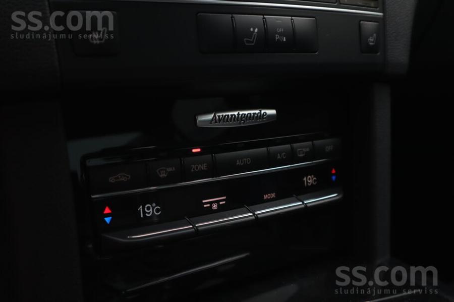 Melns Mercedes-Benz e-200 2010 Rīga, ar dzinēja tilpumu 1.80 L un nobraukumu 243 tūkst. km par 4990 €, foto 24 vietnē AUTOMOTO.COM.LV