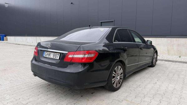 Черный Мерседес E 200 2010 в Вильнюс, объемом двигателя 2.14 л и пробегом 389 тыс. км за 2950 €, фото 9 на AUTOMOTO.COM.LV