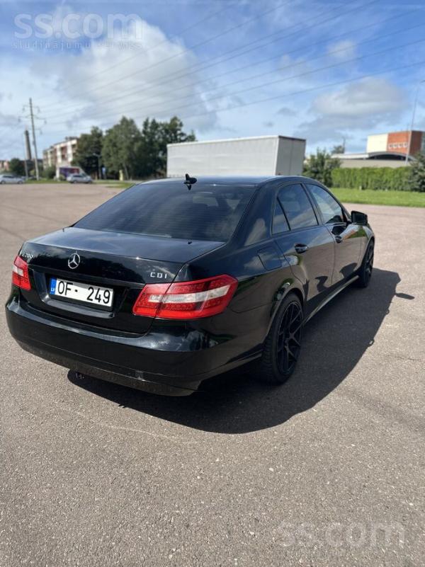 Black Mercedes-Benz e-200 2011 in Liepaja, with an engine capacity of 2.20 L and mileage of 377 thousand km for 6950 €, photo 3 on AUTOMOTO.COM.LV