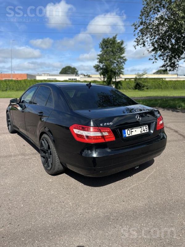 Black Mercedes-Benz e-200 2011 in Liepaja, with an engine capacity of 2.20 L and mileage of 377 thousand km for 6950 €, photo 4 on AUTOMOTO.COM.LV