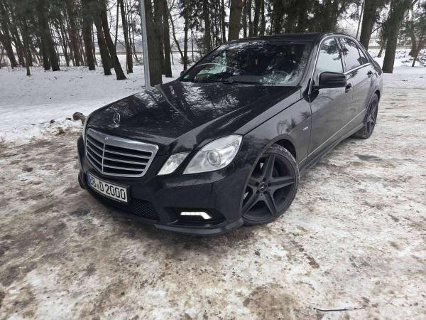 Black Mercedes-Benz e-200 2011 in Kaisiadorys, with an engine capacity of 2.20 L and mileage of 294 thousand km for 6700 €, photo 1 on AUTOMOTO.COM.LV