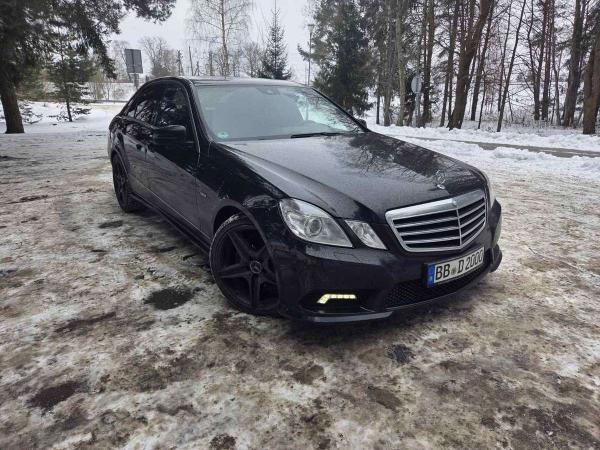 Black Mercedes-Benz e-200 2011 in Kaisiadorys, with an engine capacity of 2.20 L and mileage of 294 thousand km for 6700 €, photo 2 on AUTOMOTO.COM.LV
