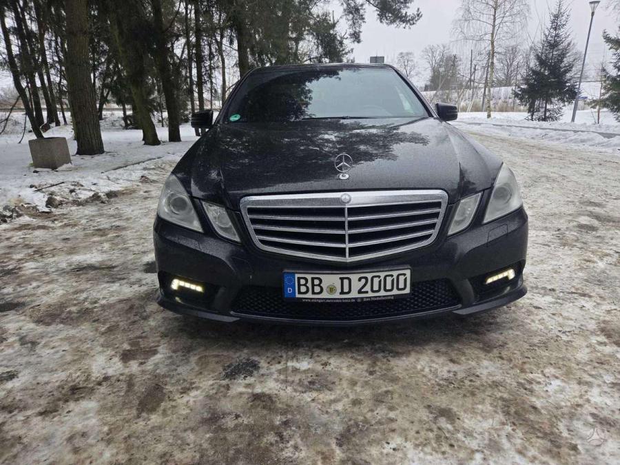 Black Mercedes-Benz e-200 2011 in Kaisiadorys, with an engine capacity of 2.20 L and mileage of 294 thousand km for 6700 €, photo 3 on AUTOMOTO.COM.LV