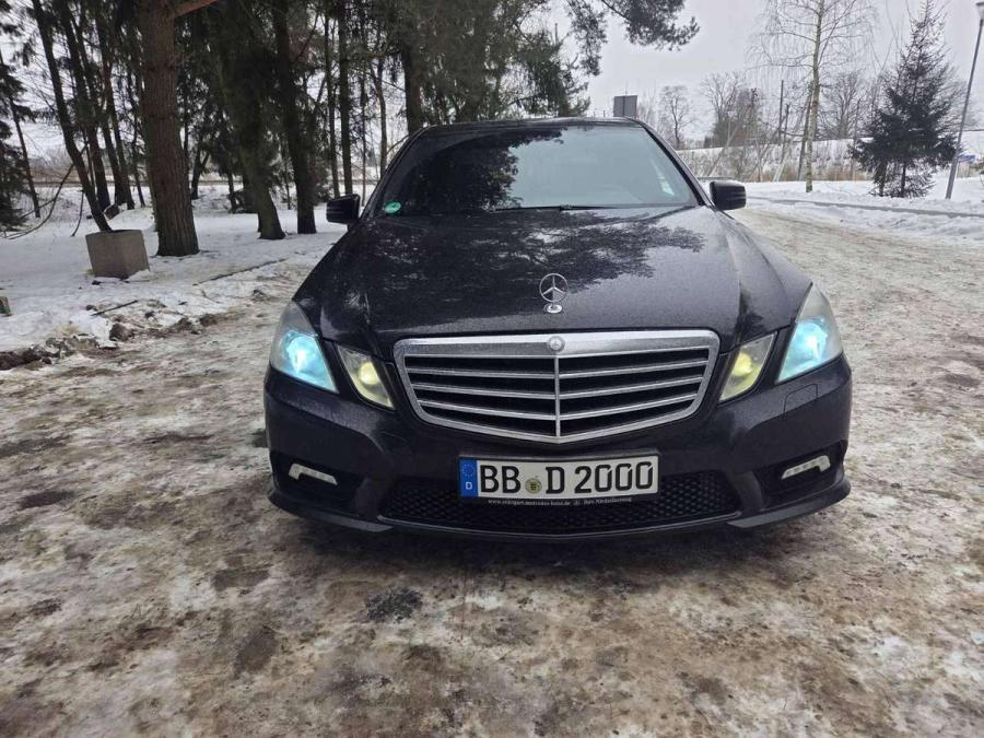Black Mercedes-Benz e-200 2011 in Kaisiadorys, with an engine capacity of 2.20 L and mileage of 294 thousand km for 6700 €, photo 4 on AUTOMOTO.COM.LV