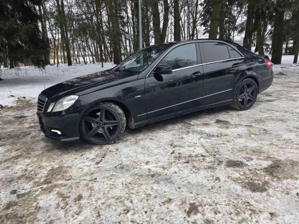 Black Mercedes-Benz e-200 2011 in Kaisiadorys, with an engine capacity of 2.20 L and mileage of 294 thousand km for 6700 €, photo 5 on AUTOMOTO.COM.LV