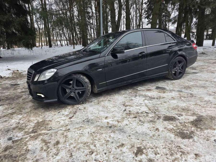 Black Mercedes-Benz e-200 2011 in Kaisiadorys, with an engine capacity of 2.20 L and mileage of 294 thousand km for 6700 €, photo 5 on AUTOMOTO.COM.LV