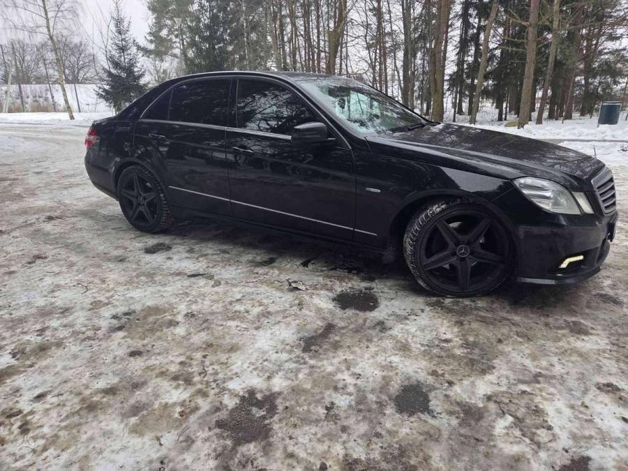 Black Mercedes-Benz e-200 2011 in Kaisiadorys, with an engine capacity of 2.20 L and mileage of 294 thousand km for 6700 €, photo 6 on AUTOMOTO.COM.LV