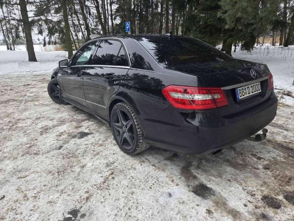 Black Mercedes-Benz e-200 2011 in Kaisiadorys, with an engine capacity of 2.20 L and mileage of 294 thousand km for 6700 €, photo 8 on AUTOMOTO.COM.LV