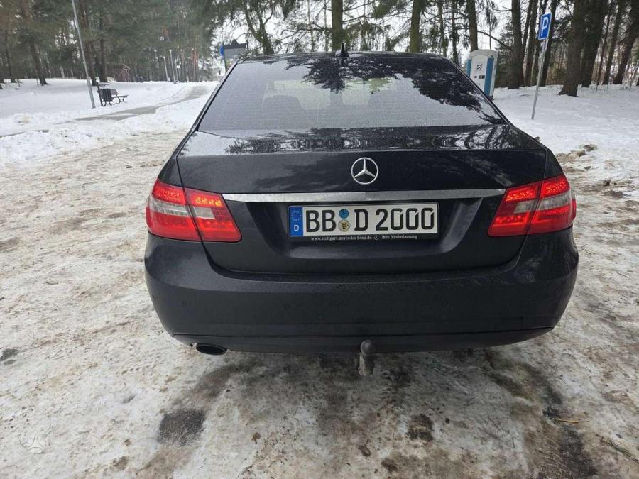 Black Mercedes-Benz e-200 2011 in Kaisiadorys, with an engine capacity of 2.20 L and mileage of 294 thousand km for 6700 €, photo 9 on AUTOMOTO.COM.LV