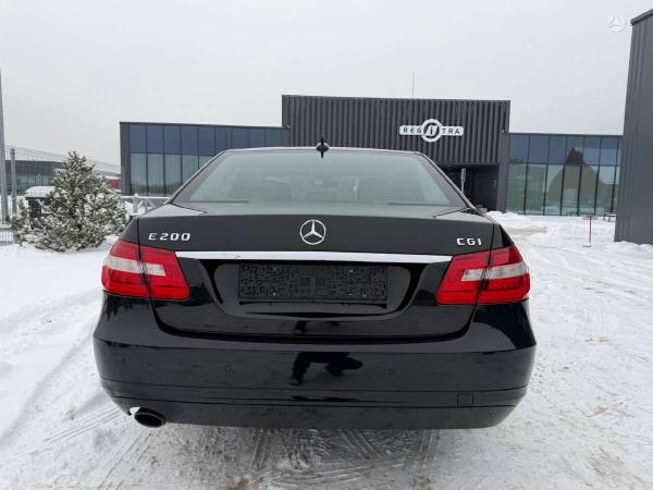 Melns Mercedes-Benz e-200 2011 Šauļi, ar dzinēja tilpumu 1.80 L un nobraukumu 185 tūkst. km par 7800 €, foto 5 vietnē AUTOMOTO.COM.LV