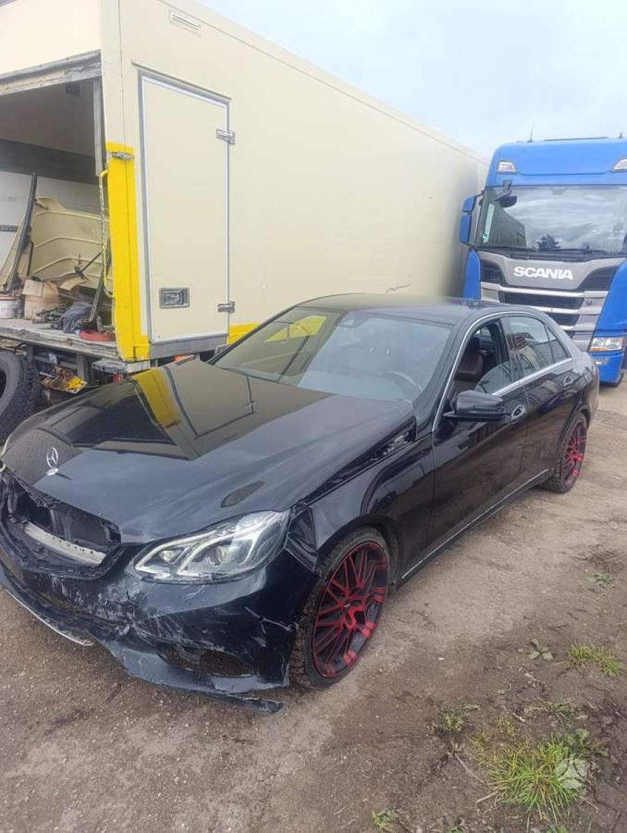 Melns Mercedes-Benz e-200 2013 Radviliškis, ar dzinēja tilpumu 0.00 L un nobraukumu 48 tūkst. km par 4450 €, foto 4 vietnē AUTOMOTO.COM.LV