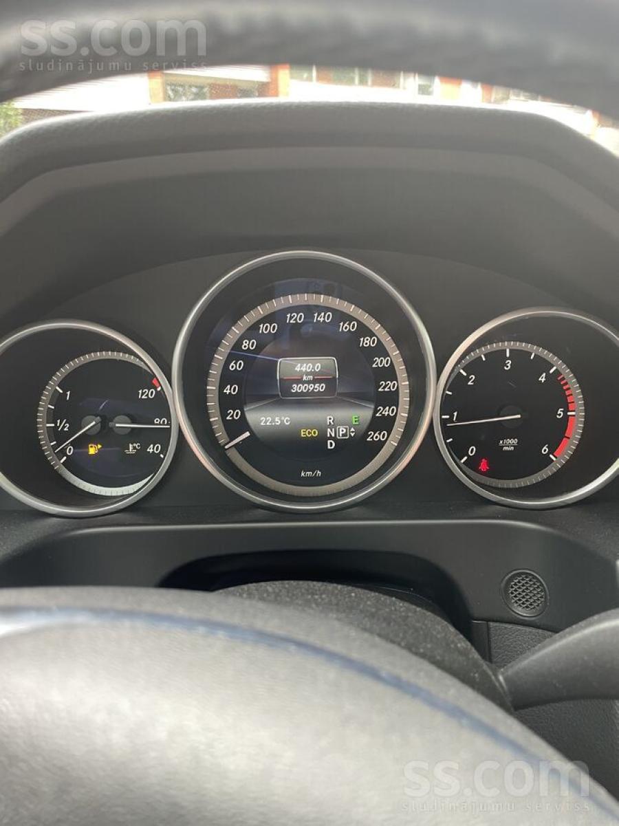 Черный Мерседес E 200 2014 в Рига, объемом двигателя 2.00 л и пробегом 301 тыс. км за 10500 €, фото 11 на AUTOMOTO.COM.LV