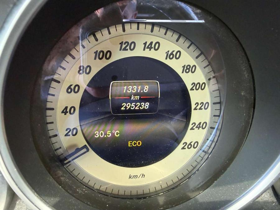 Melns Mercedes-Benz e-200 2015 Raseiniai, ar dzinēja tilpumu 2.14 L un nobraukumu 296 tūkst. km par 8300 €, foto 13 vietnē AUTOMOTO.COM.LV