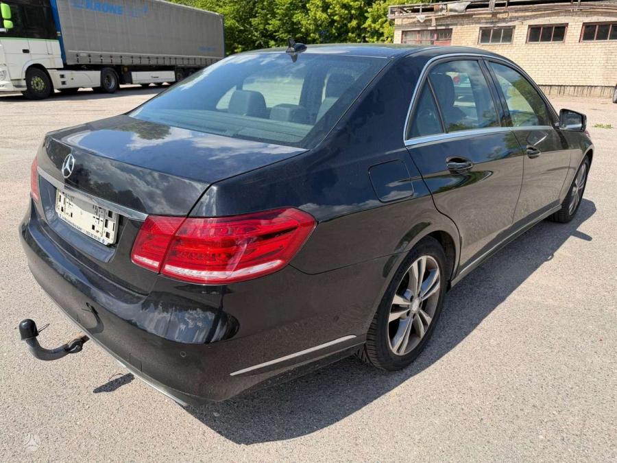 Melns Mercedes-Benz e-200 2015 Raseiniai, ar dzinēja tilpumu 2.14 L un nobraukumu 296 tūkst. km par 8300 €, foto 16 vietnē AUTOMOTO.COM.LV