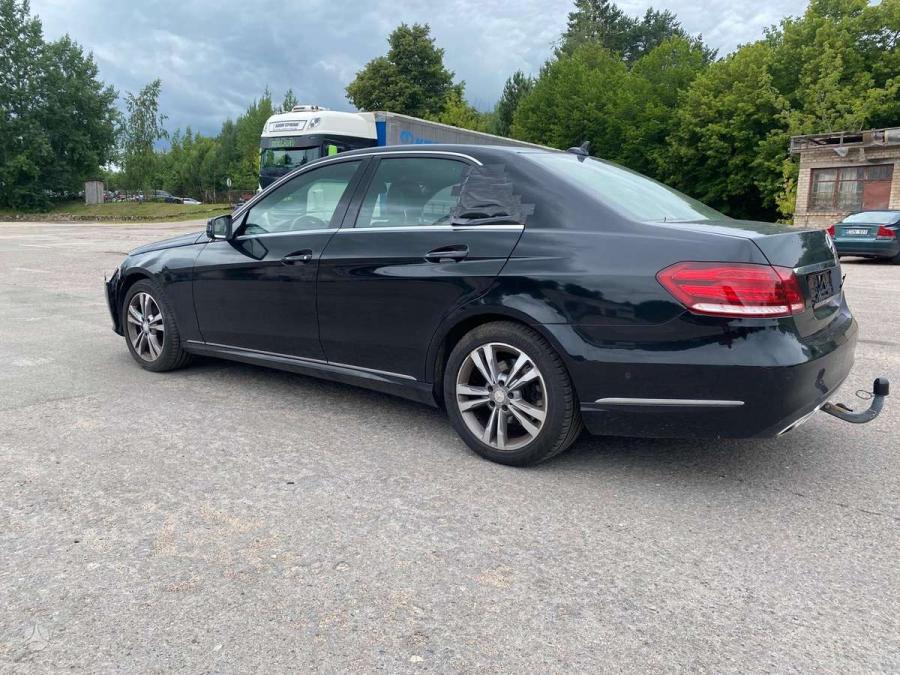Melns Mercedes-Benz e-200 2015 Raseiniai, ar dzinēja tilpumu 2.14 L un nobraukumu 295 tūkst. km par 6900 €, foto 5 vietnē AUTOMOTO.COM.LV