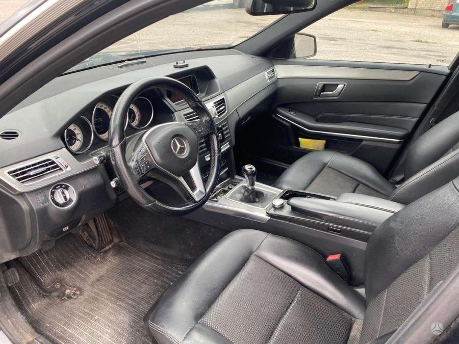 Melns Mercedes-Benz e-200 2015 Raseiniai, ar dzinēja tilpumu 2.14 L un nobraukumu 295 tūkst. km par 6900 €, foto 12 vietnē AUTOMOTO.COM.LV
