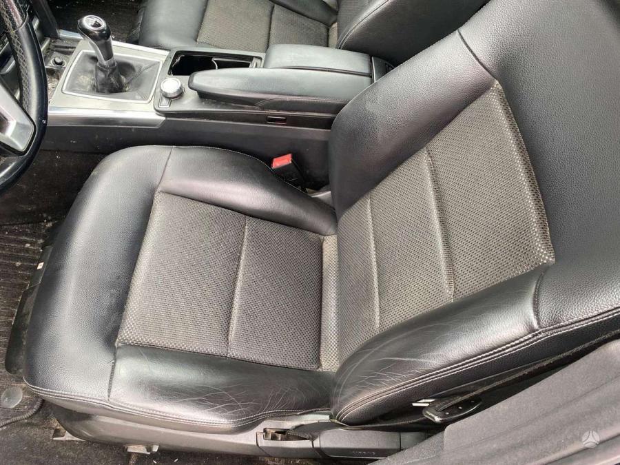 Melns Mercedes-Benz e-200 2015 Raseiniai, ar dzinēja tilpumu 2.14 L un nobraukumu 295 tūkst. km par 6900 €, foto 13 vietnē AUTOMOTO.COM.LV