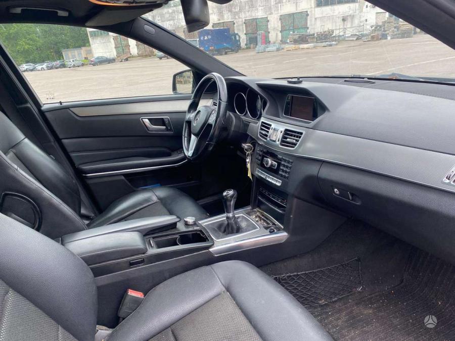 Melns Mercedes-Benz e-200 2015 Raseiniai, ar dzinēja tilpumu 2.14 L un nobraukumu 295 tūkst. km par 6900 €, foto 18 vietnē AUTOMOTO.COM.LV