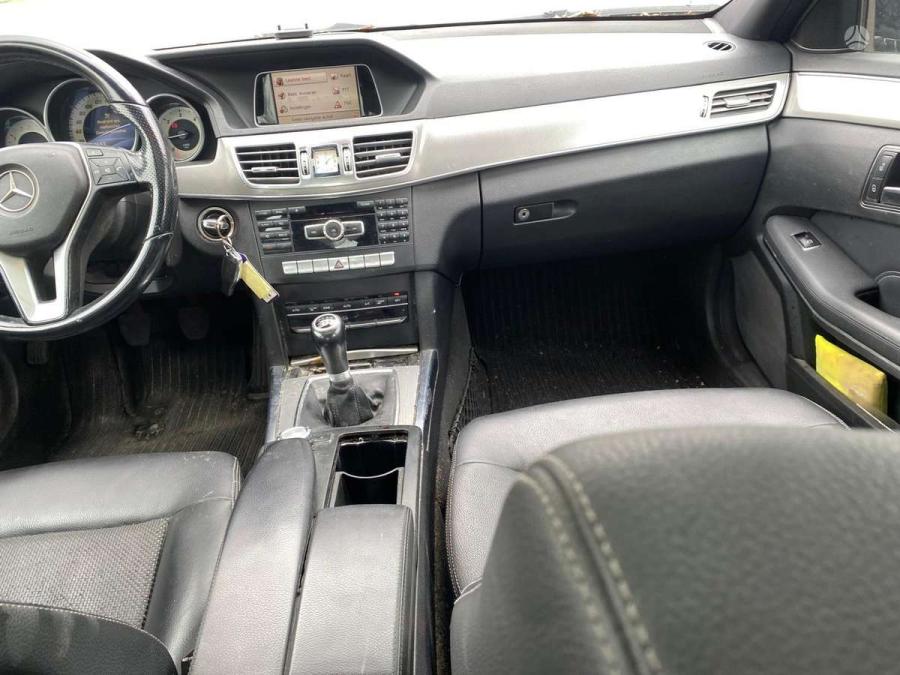 Melns Mercedes-Benz e-200 2015 Raseiniai, ar dzinēja tilpumu 2.14 L un nobraukumu 295 tūkst. km par 6900 €, foto 19 vietnē AUTOMOTO.COM.LV