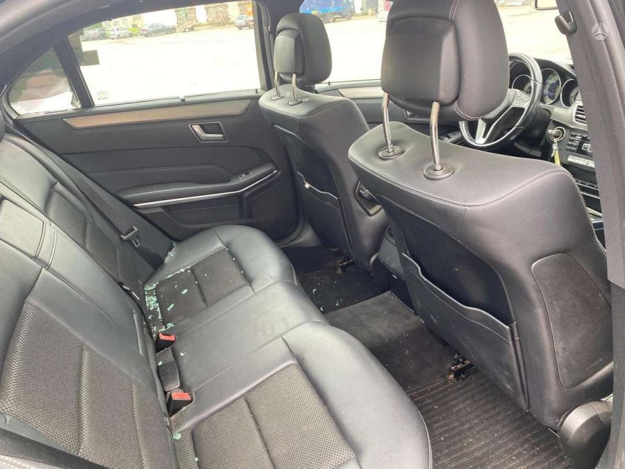 Melns Mercedes-Benz e-200 2015 Raseiniai, ar dzinēja tilpumu 2.14 L un nobraukumu 295 tūkst. km par 6900 €, foto 20 vietnē AUTOMOTO.COM.LV