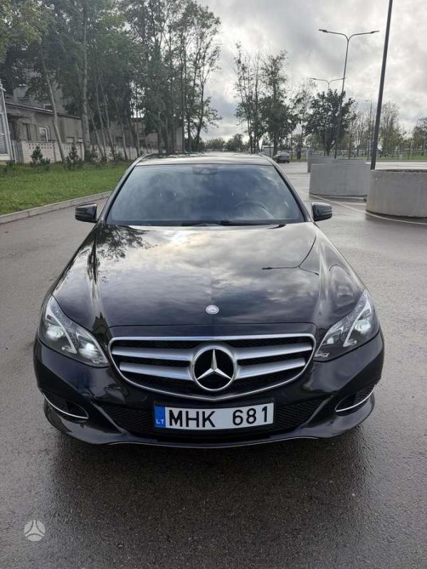 Черный Мерседес E 200 2015 в Укмерге, объемом двигателя 2.14 л и пробегом 377 тыс. км за 9500 €, фото 1 на AUTOMOTO.COM.LV