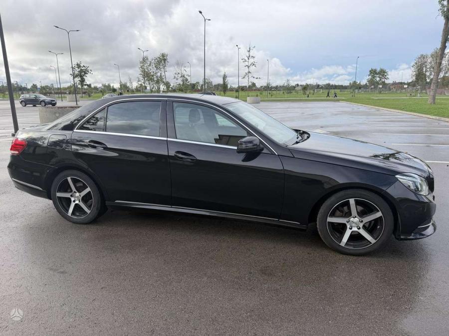 Черный Мерседес E 200 2015 в Укмерге, объемом двигателя 2.14 л и пробегом 377 тыс. км за 9500 €, фото 3 на AUTOMOTO.COM.LV