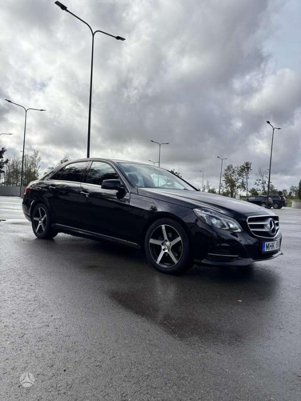 Черный Мерседес E 200 2015 в Укмерге, объемом двигателя 2.14 л и пробегом 377 тыс. км за 9500 €, фото 4 на AUTOMOTO.COM.LV