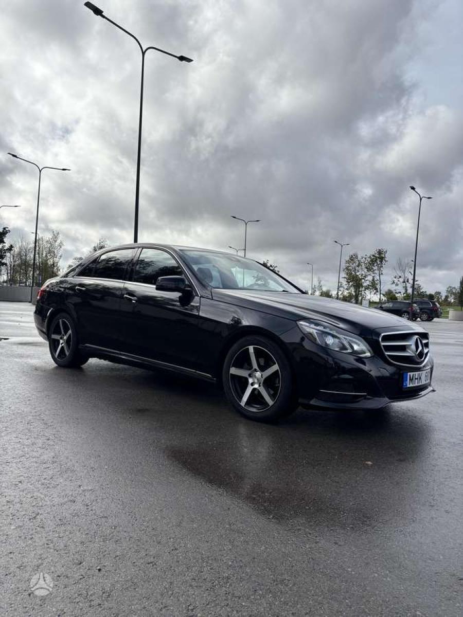 Черный Мерседес E 200 2015 в Укмерге, объемом двигателя 2.14 л и пробегом 377 тыс. км за 9500 €, фото 4 на AUTOMOTO.COM.LV
