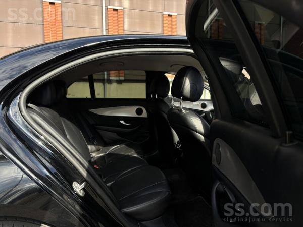 Черный Мерседес E 200 2016 в Тукумс, объемом двигателя 2.00 л и пробегом 350 тыс. км за 16500 €, фото 7 на AUTOMOTO.COM.LV