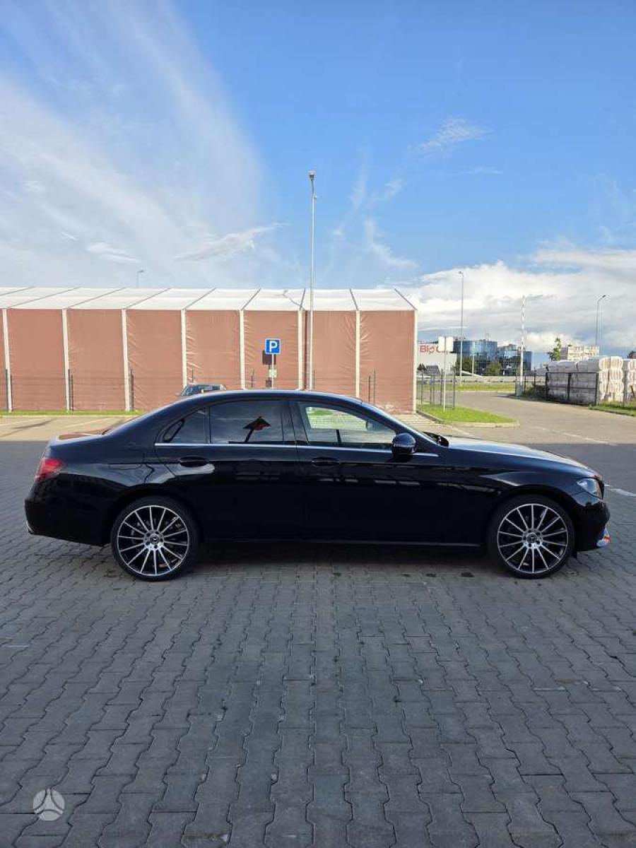 Black Mercedes-Benz e-200 2017 in Vilnius, with an engine capacity of 1.95 L and mileage of 420 thousand km for 12000 €, photo 5 on AUTOMOTO.COM.LV