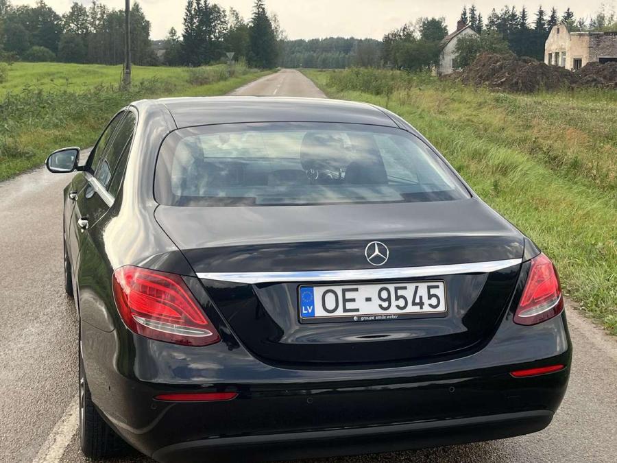 Melns Mercedes-Benz e-200 2018 Tauragė, ar dzinēja tilpumu 1.95 L un nobraukumu 450 tūkst. km par 11700 €, foto 4 vietnē AUTOMOTO.COM.LV