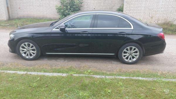 Black Mercedes-Benz e-200 2019 in Birstonas, with an engine capacity of 1.95 L and mileage of 400 thousand km for 12999 €, photo 10 on AUTOMOTO.COM.LV