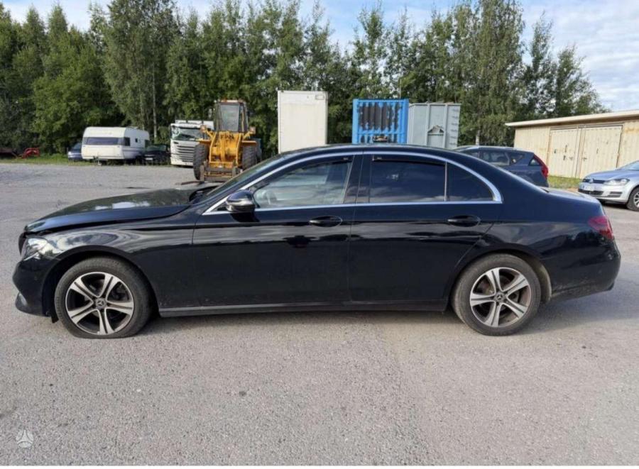 Черный Мерседес E 200 2020 в Кельме, объемом двигателя 1.60 л и пробегом 300 тыс. км за 9999 €, фото 7 на AUTOMOTO.COM.LV